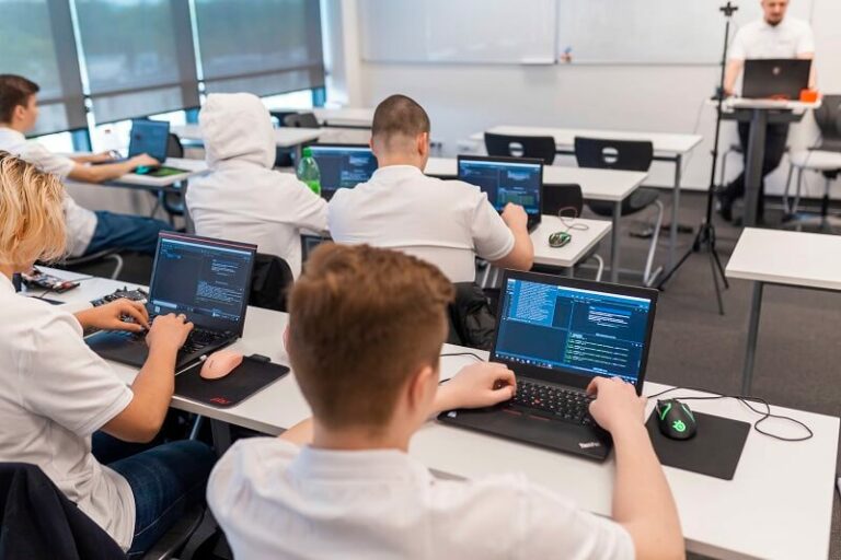 Technik programista - zawód z przyszłością. Czego się spodziewać, jak zacząć naukę i dlaczego warto?