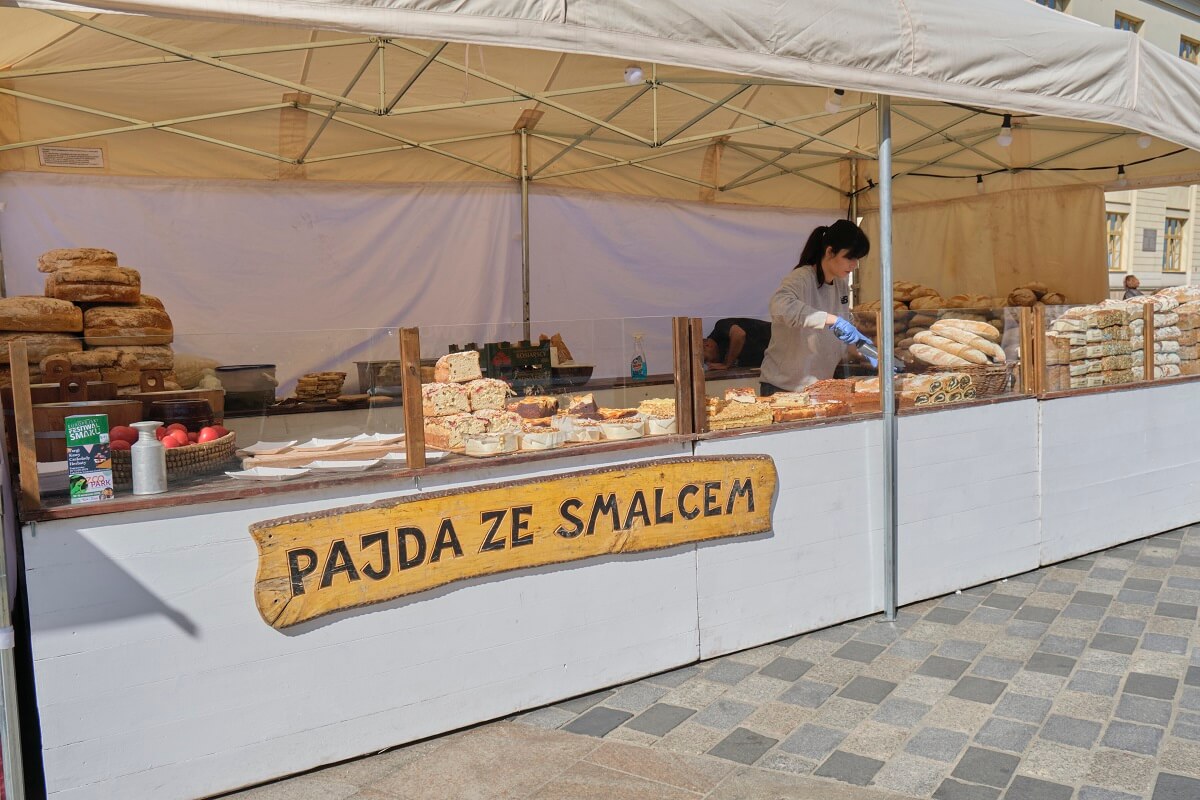 Pajda ze smalcem, tradycyjne wędliny, baklava i inne przysmaki. Trwa ...