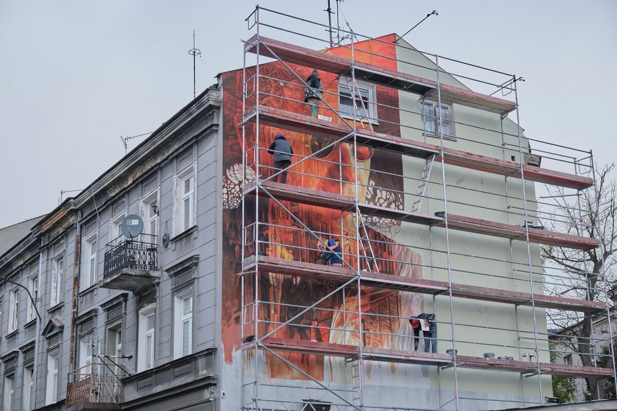 Nietypowa zapowiedź nowego serialu. Na ścianie kamienicy w centrum miasta powstaje mural