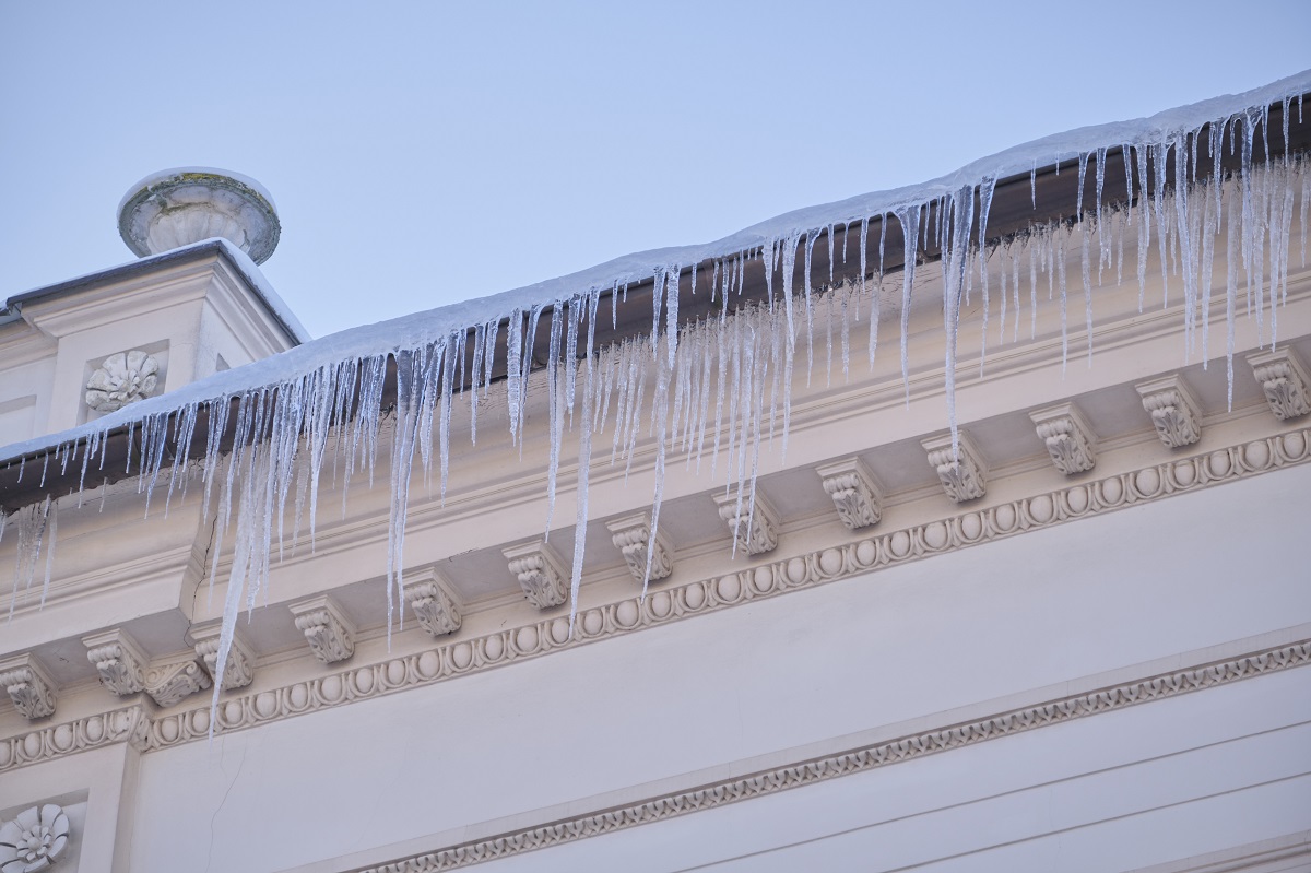 Straż Miejska oznacza miejsca, gdzie zwisające sople stwarzają ...